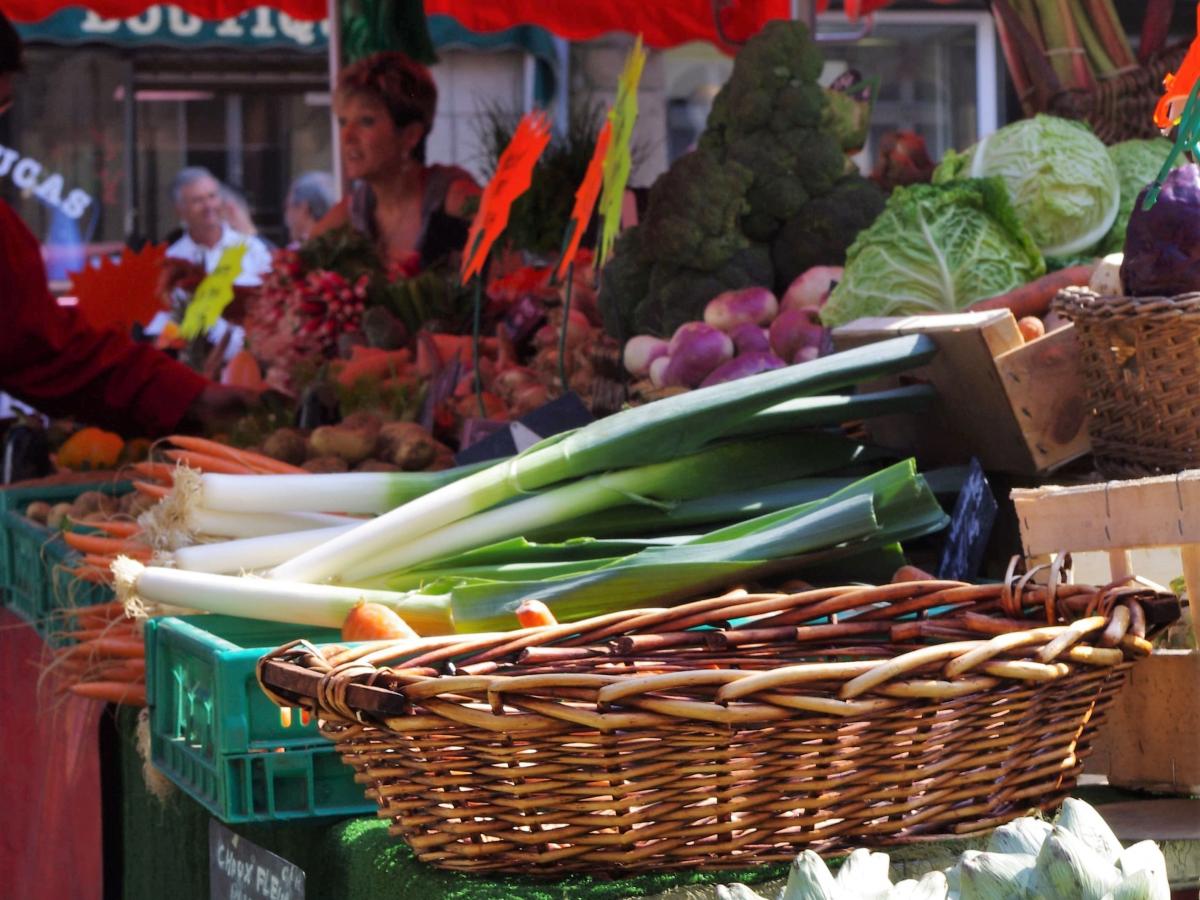 Explorer le marché de Lannion | Office de Tourisme de la Côte de Granit ...