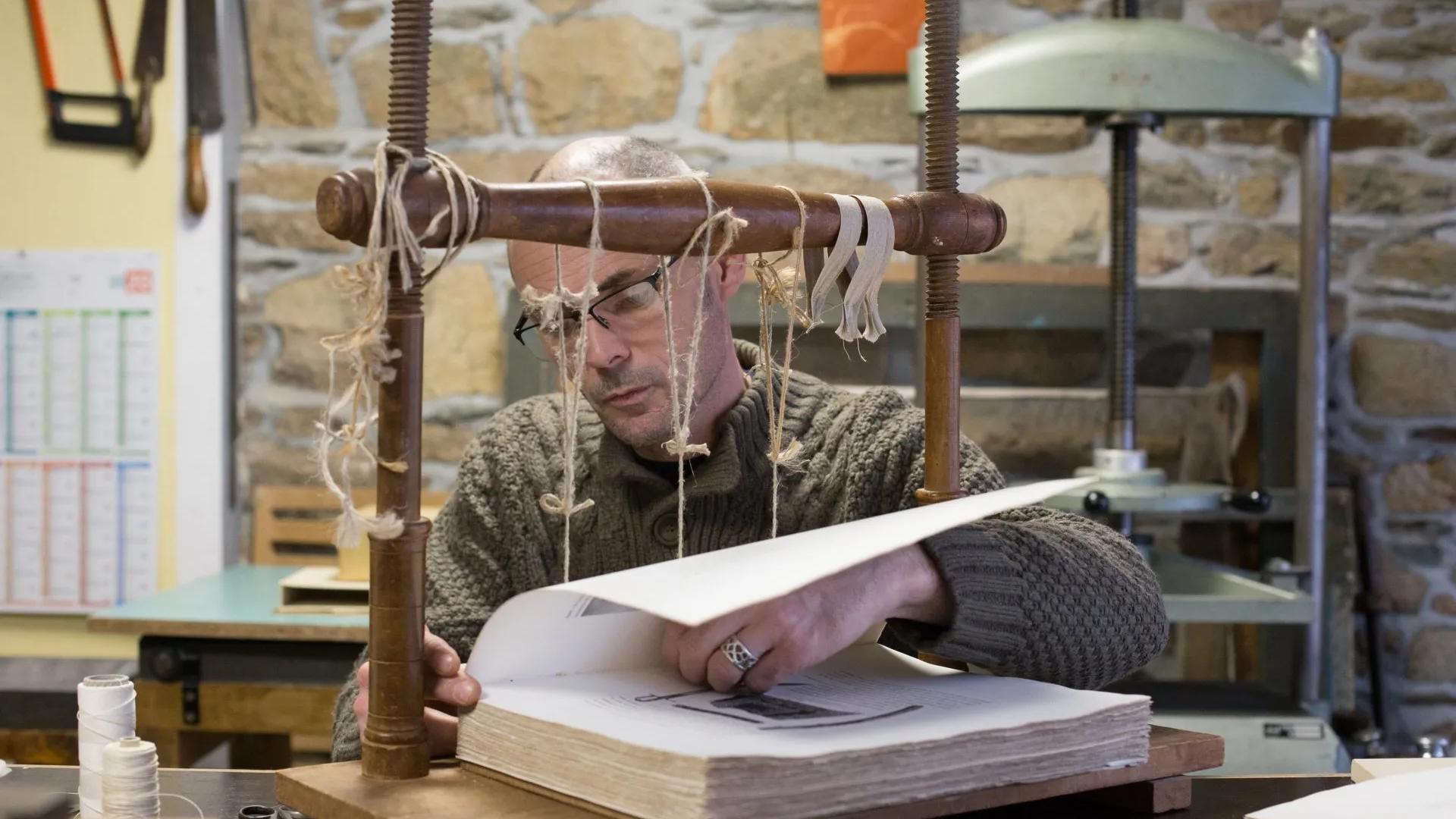 Éric, bookbinder | Office de Tourisme de la Côte de Granit Rose