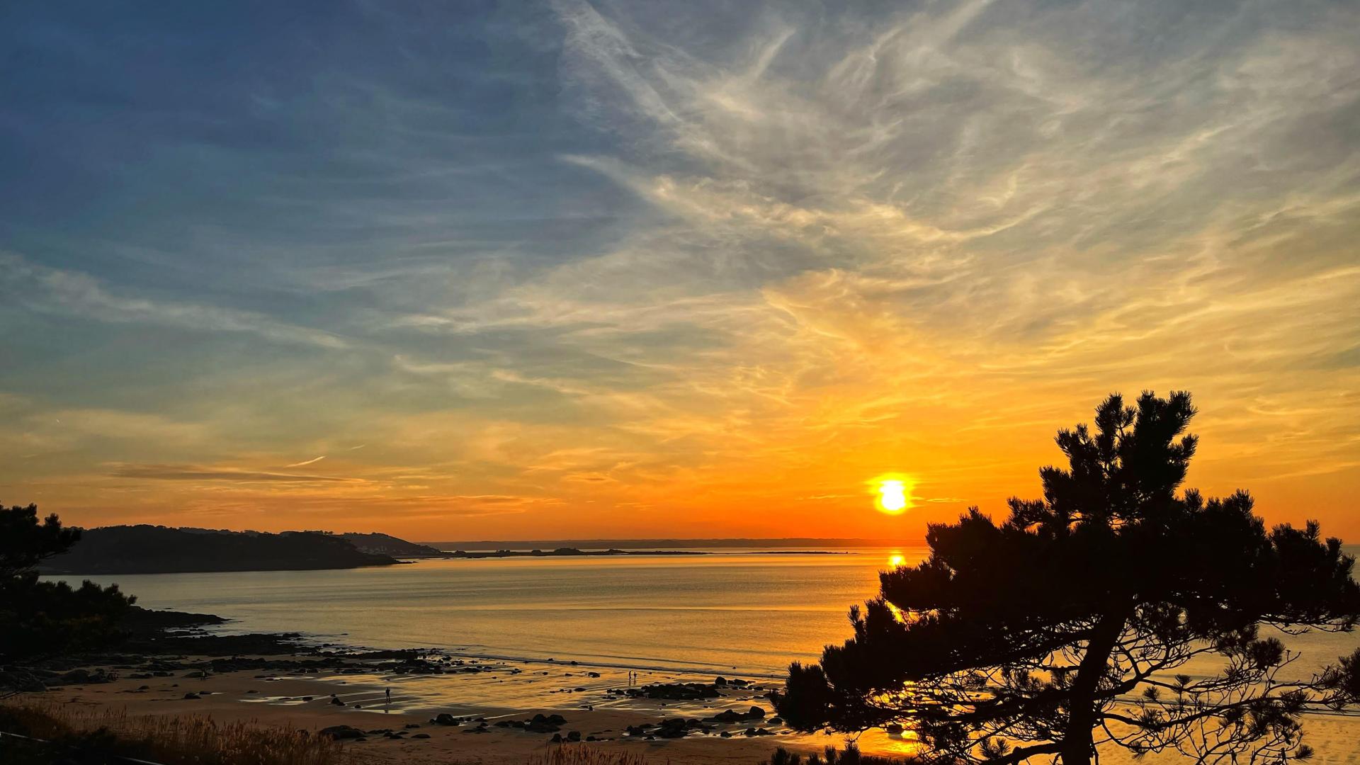 Top 10 des spots pour admirer le coucher de soleil en Bretagne | Office ...